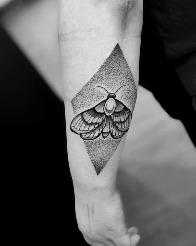 🔥🔥 Moth Tattoo: The complete guide (Meaning and designs!)